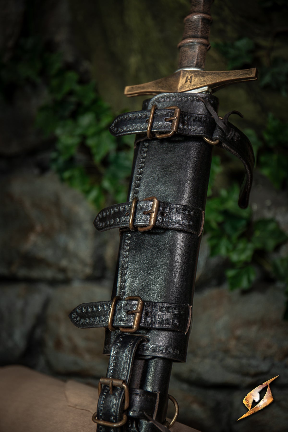 Adjustable Leather Scabbard for Swords | Epic Armoury